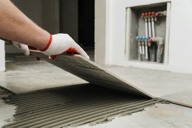 Comment bien poser sa colle carrelage à La Réunion